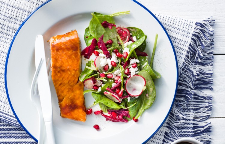 Saumon laqué, salade d’épinards, grenade et feta | Colruyt Group Academy