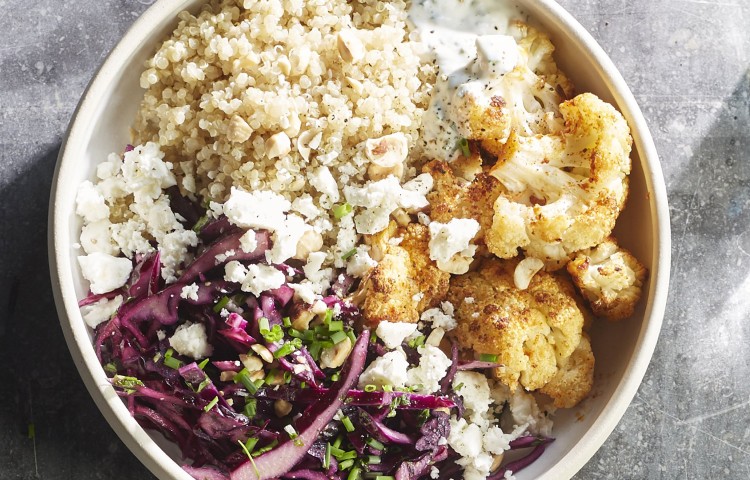 Quinoabowl met geroosterde bloemkool, rodekool en feta | Colruyt Group ...