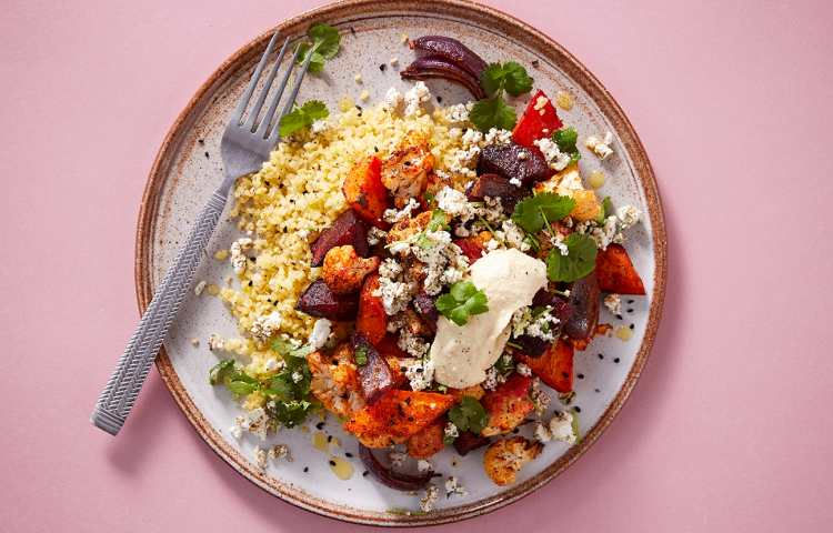 Salade van geroosterde groenten met hummus en kruidige feta | Colruyt ...