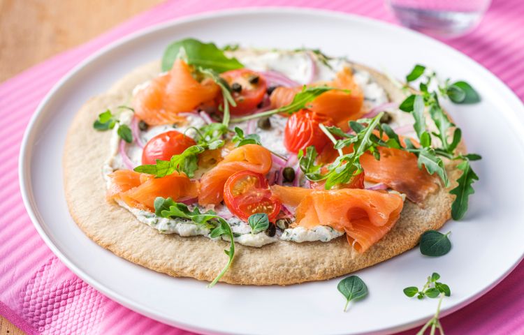 Bloemkoolpizza met ricotta, gerookte zalm, rode ui en kappertjes ...